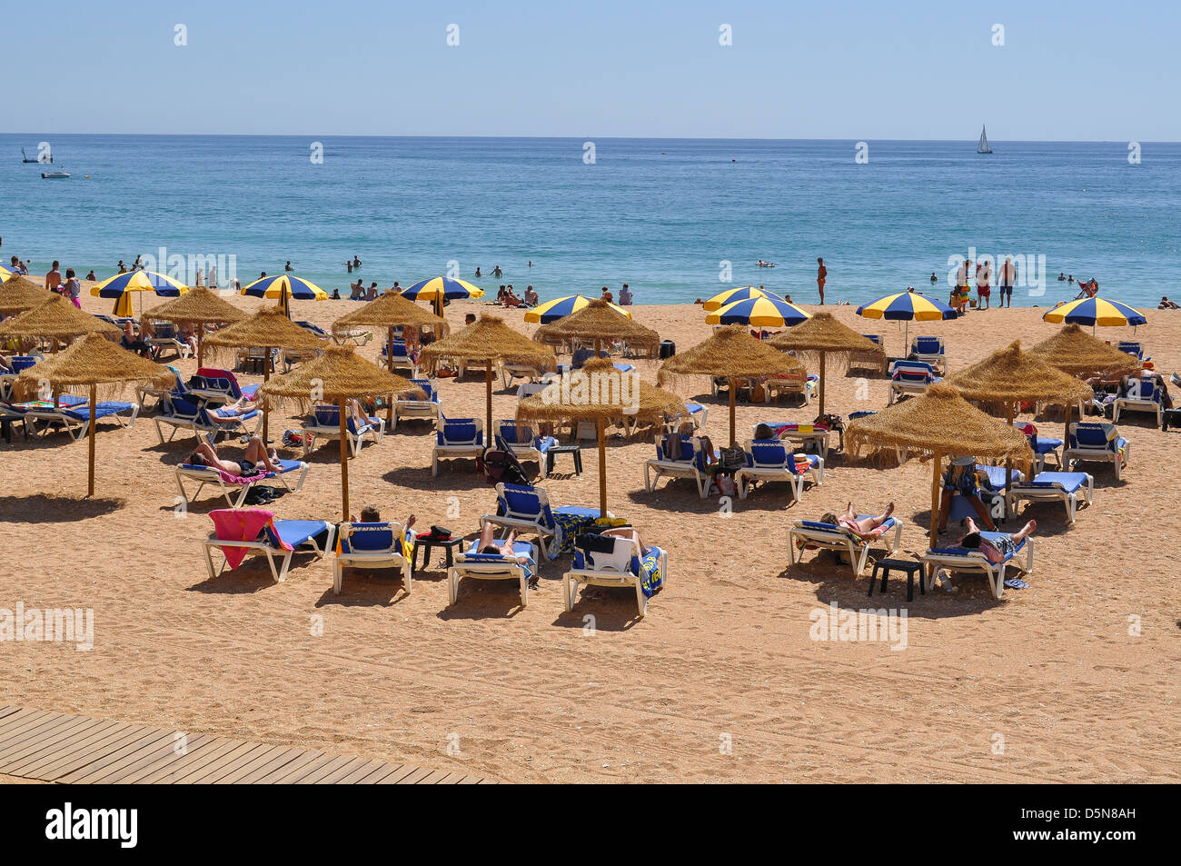 Straw beach hut hi-res stock photography and images - Alamy