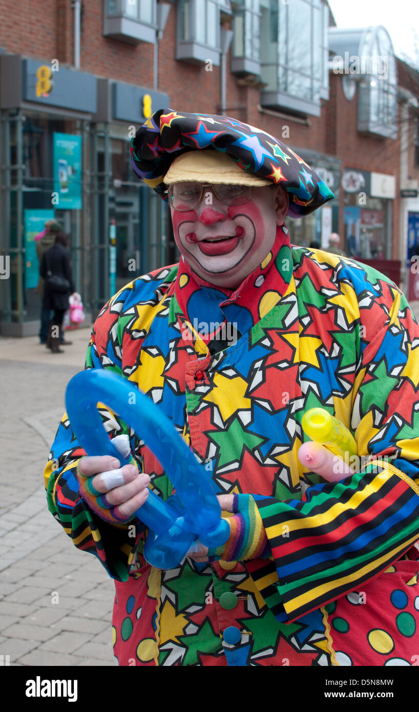 Clown modelling balloons Stock Photo - Alamy