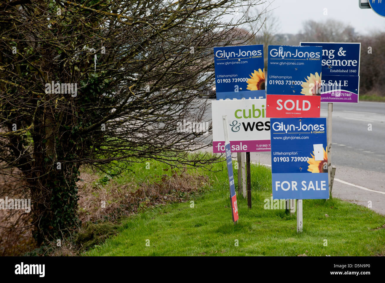 Property for sale boards housing hi-res stock photography and images ...