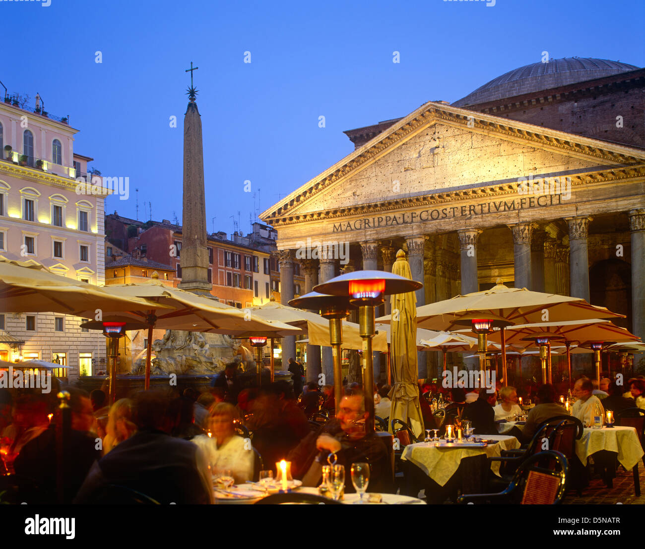 Tourists dining outside The Pantheon, Rome, Italy Stock Photo - Alamy