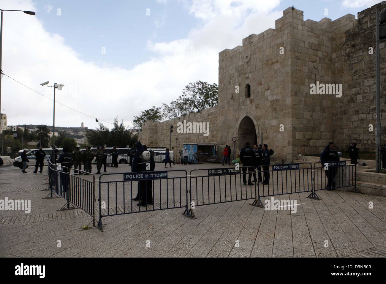 Palestinians pass through israeli checkpoint hi-res stock photography ...