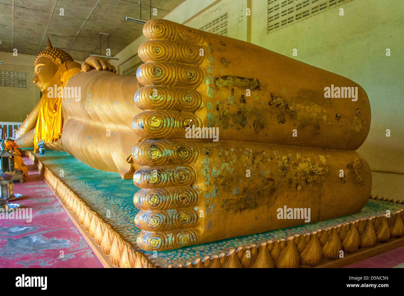 Gold reclining buddha hi-res stock photography and images - Alamy