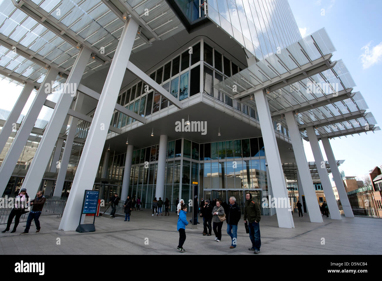 London ground level view hi-res stock photography and images - Alamy