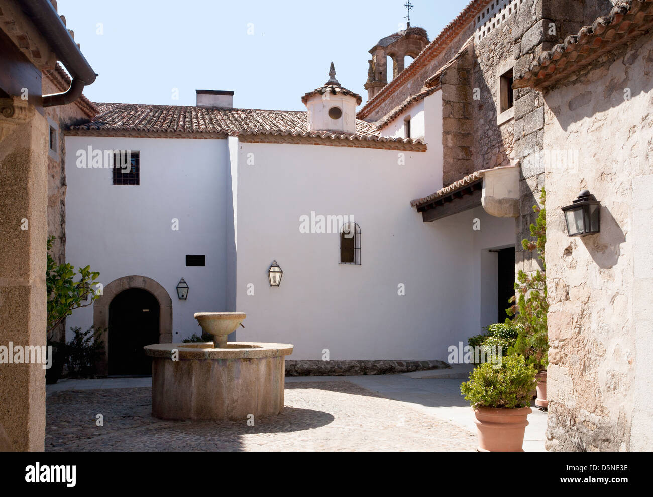 Spanish courtyard hi-res stock photography and images - Alamy