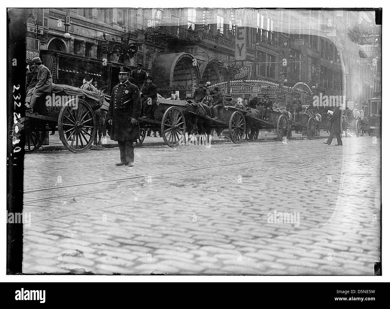1910s new york police officers hi-res stock photography and images - Alamy