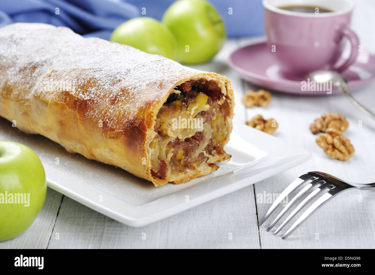 Apple and cinnamon strudel hi-res stock photography and images - Alamy