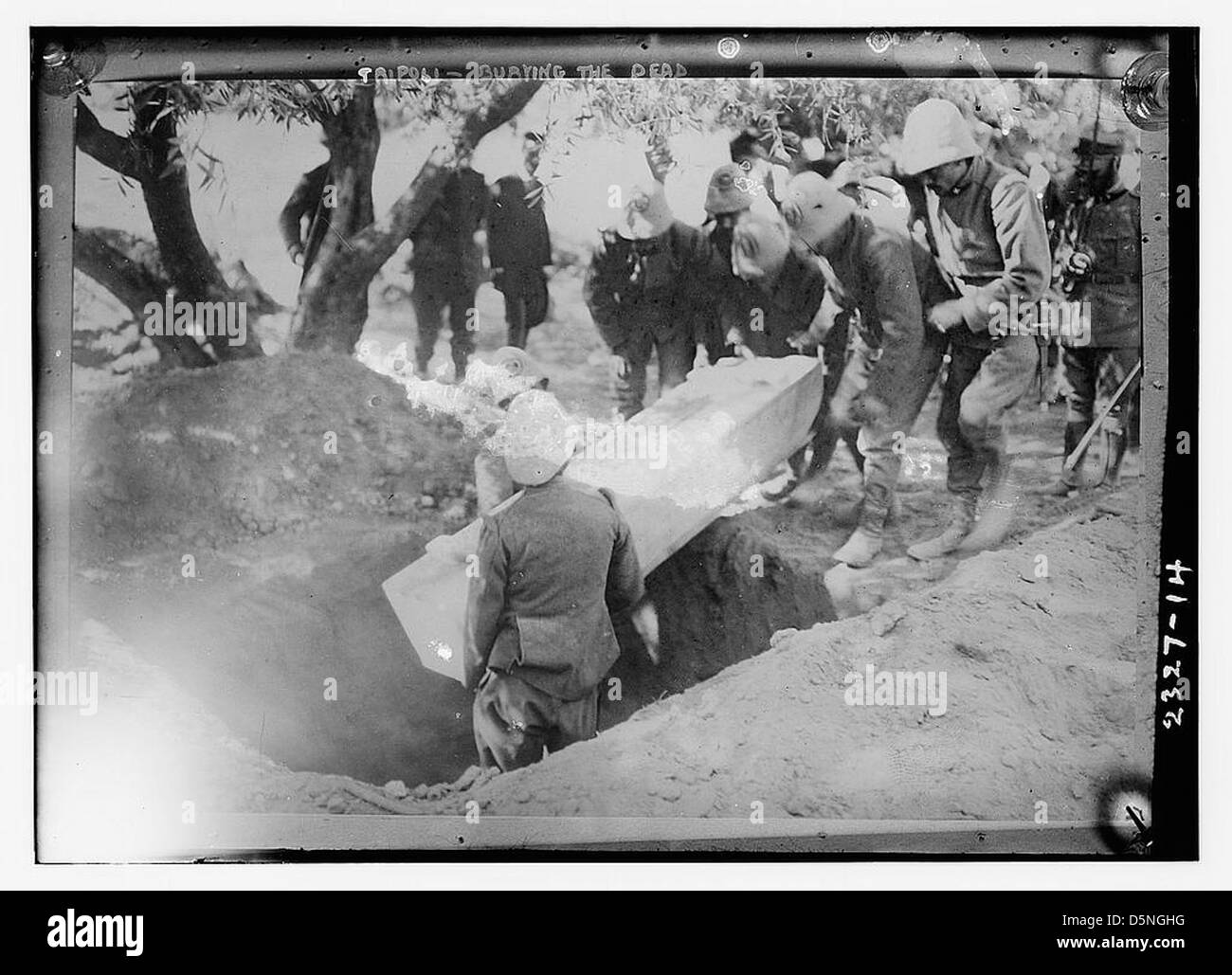Burying the dead hi-res stock photography and images - Alamy