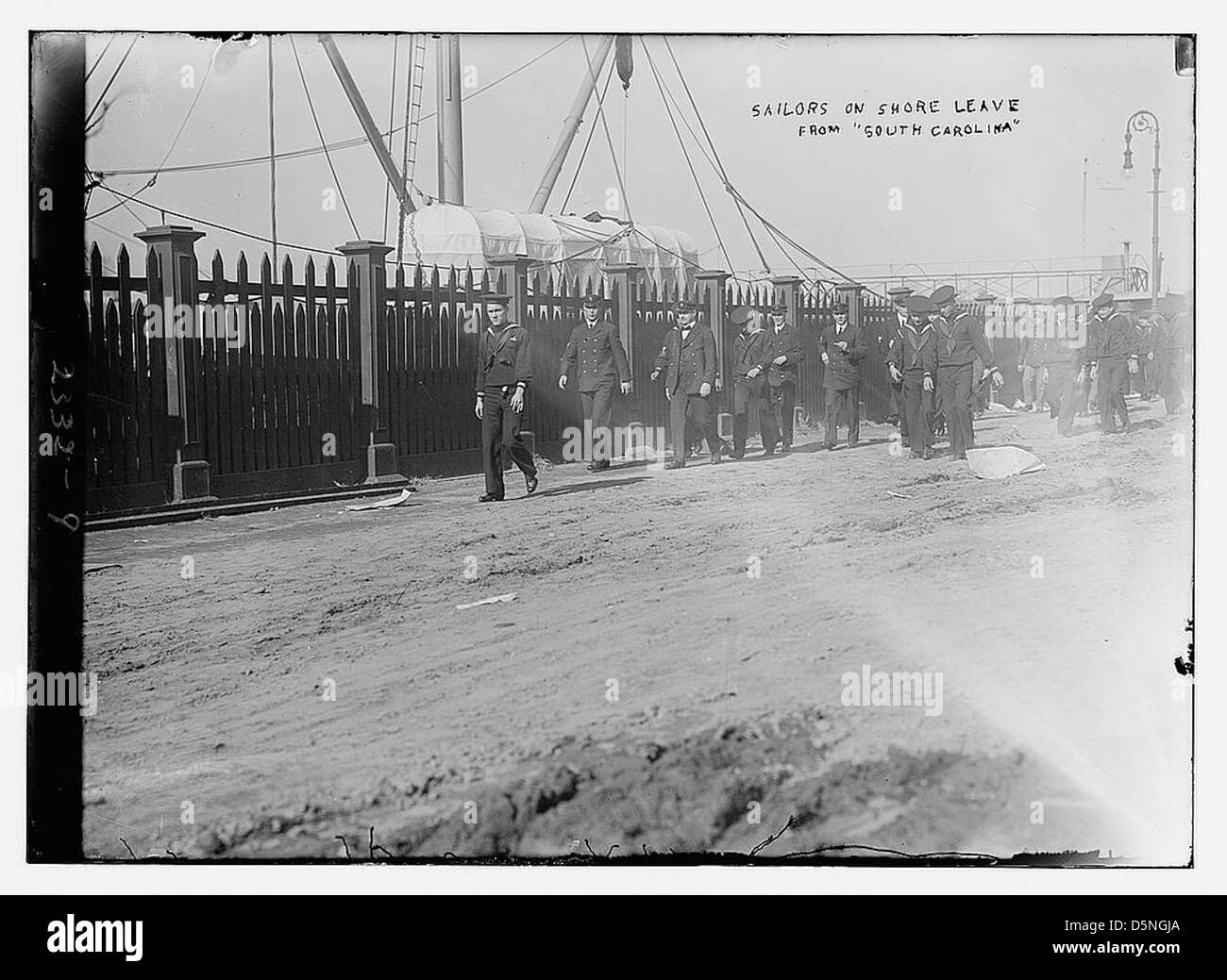 Navy sailors leave hi-res stock photography and images - Alamy