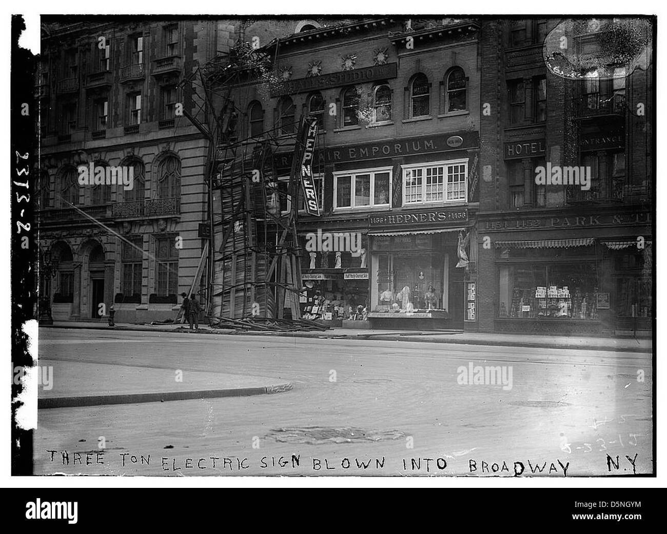 3 ton hi-res stock photography and images - Alamy