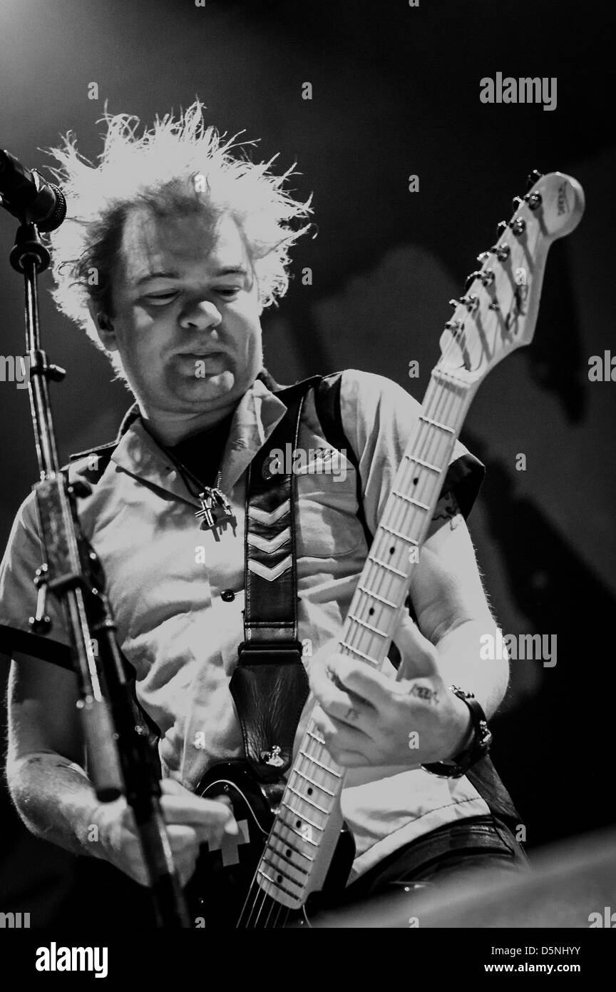Sum 41 guitarist hi-res stock photography and images - Alamy