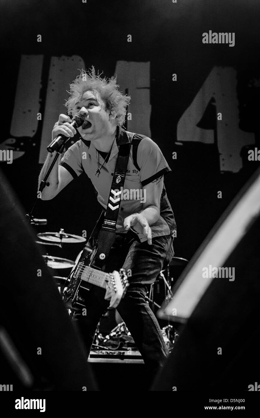 Lead vocalist guitarist of sum 41 Black and White Stock Photos & Images ...