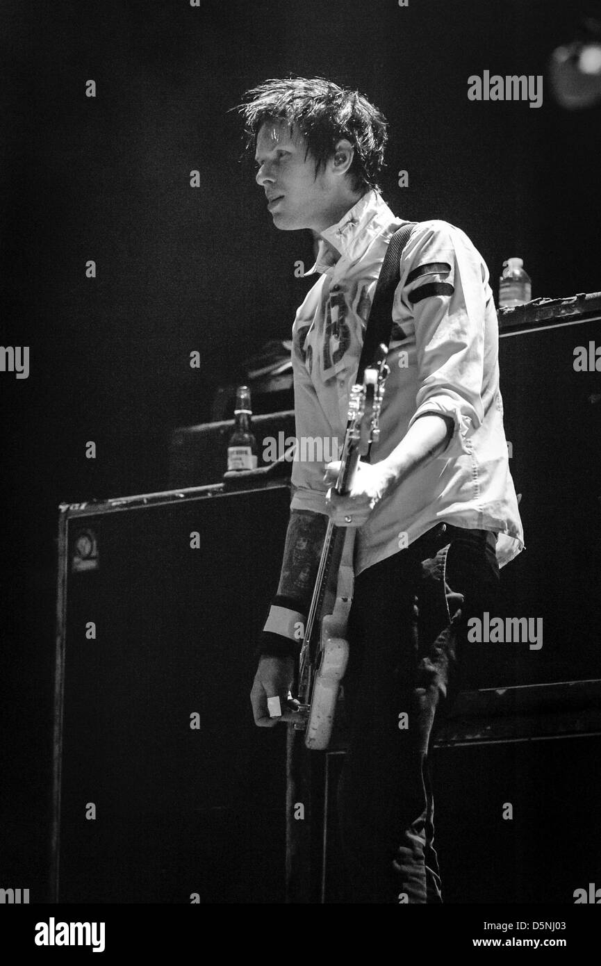 Sum 41 bassist hi-res stock photography and images - Alamy
