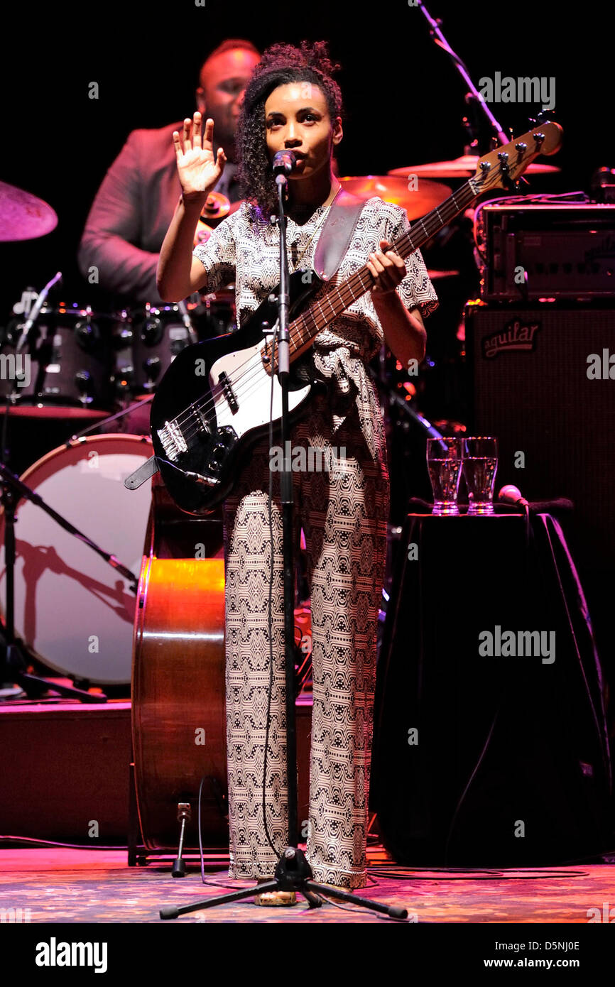 Jazz bassist hi-res stock photography and images - Alamy