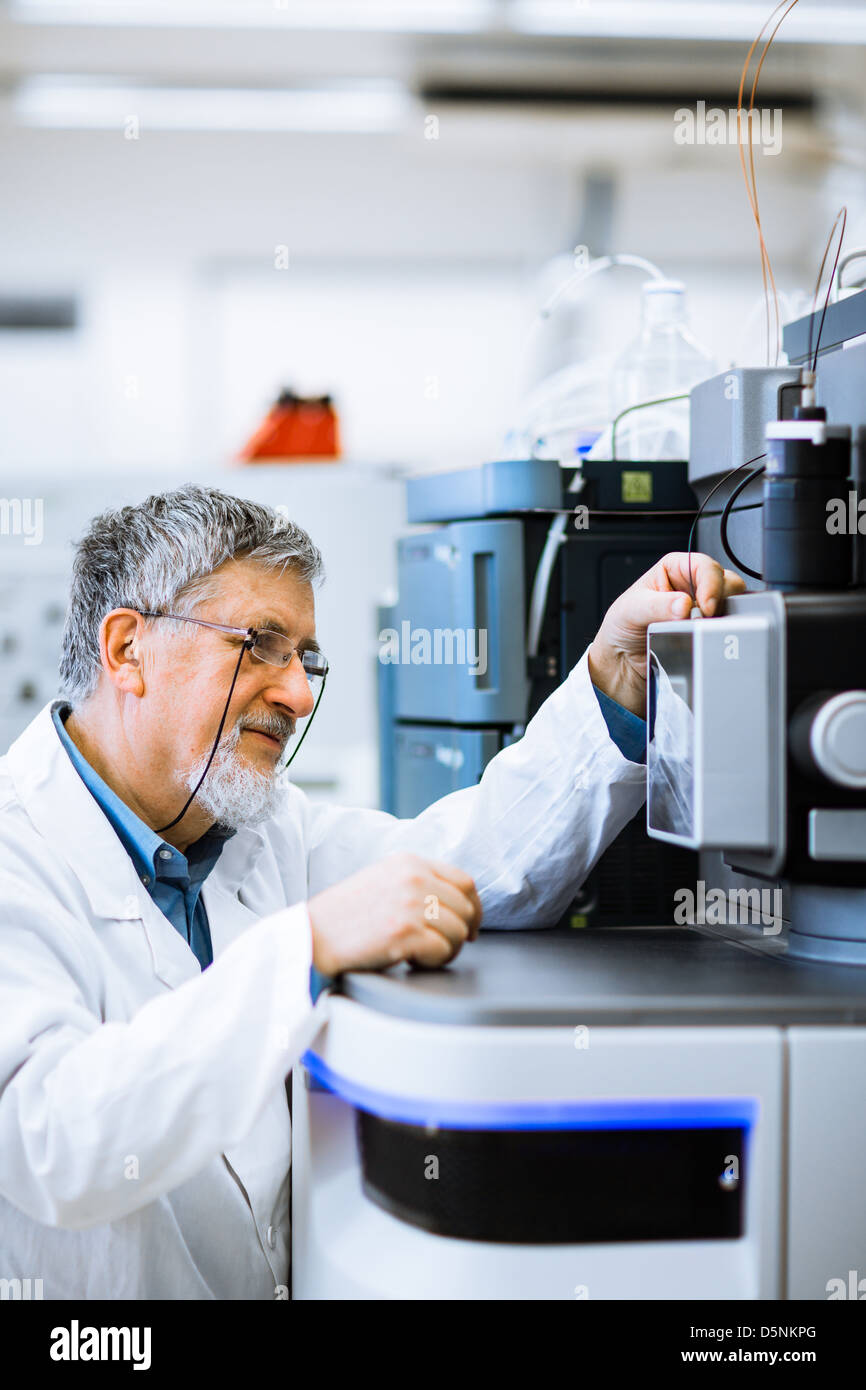 Senior male researcher carrying out scientific research in a lab ...