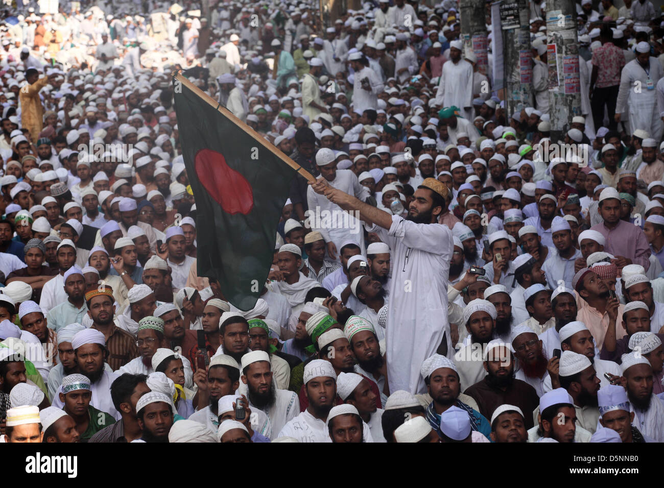 April 6, 2013 - Dhaka, Bangladesh - An Islamic activist holding a ...