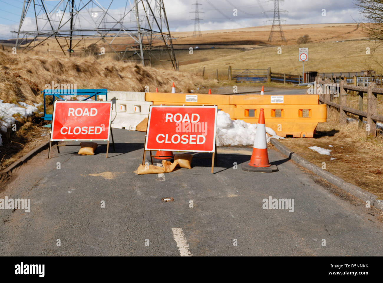 Road closed signs at a roadblock Stock Photo - Alamy