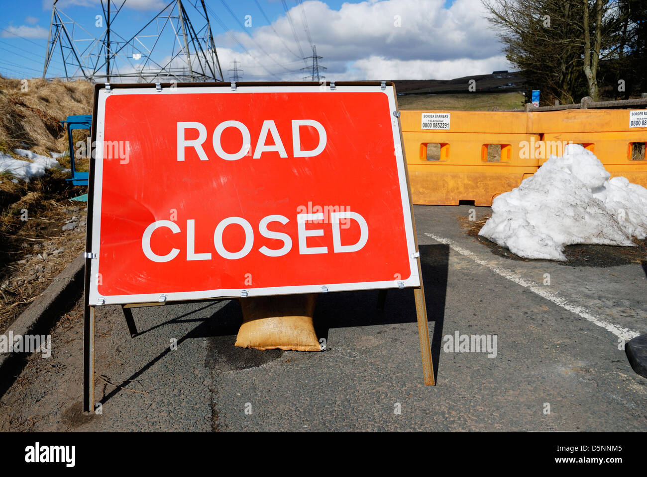 Road closed signs at a roadblock Stock Photo - Alamy