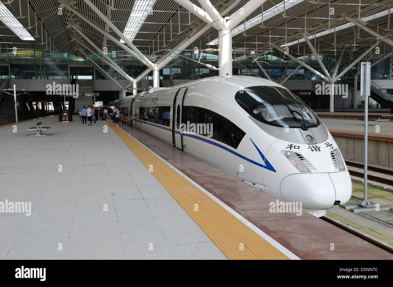 Fast Chinese trains waits for boarding passengers at Shenzhen North ...