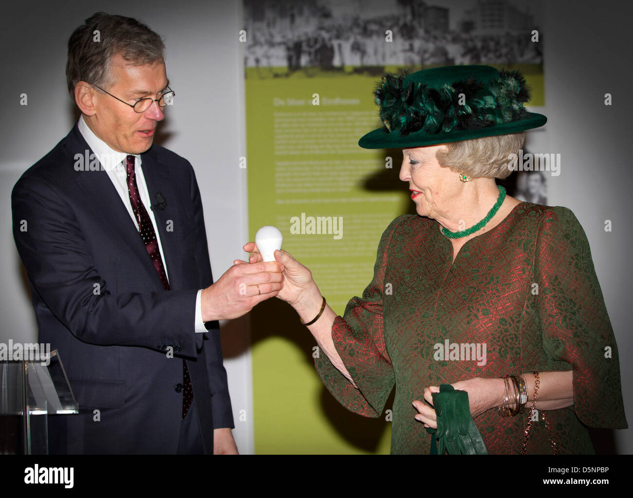 Dutch Queen Beatrix and CEO of Philips Electronics, Frans van Houten ...