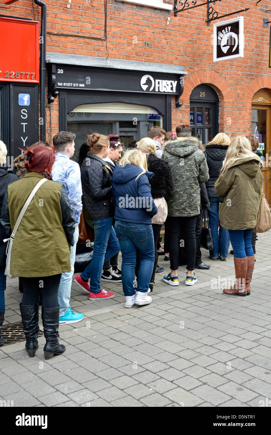Queue this way sign hi-res stock photography and images - Alamy