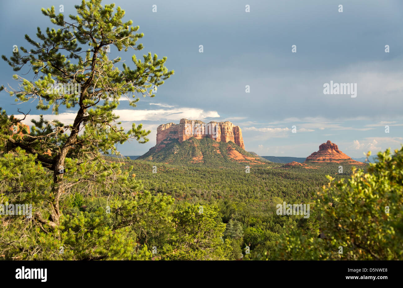 Courthouse butte and bell rock hi-res stock photography and images - Alamy
