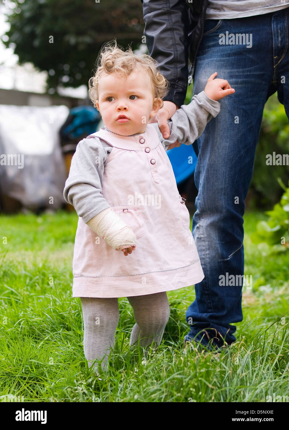 A little girl with her arm in plaster Stock Photo - Alamy