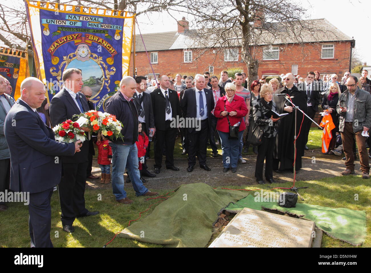 Family members grave hi-res stock photography and images - Alamy