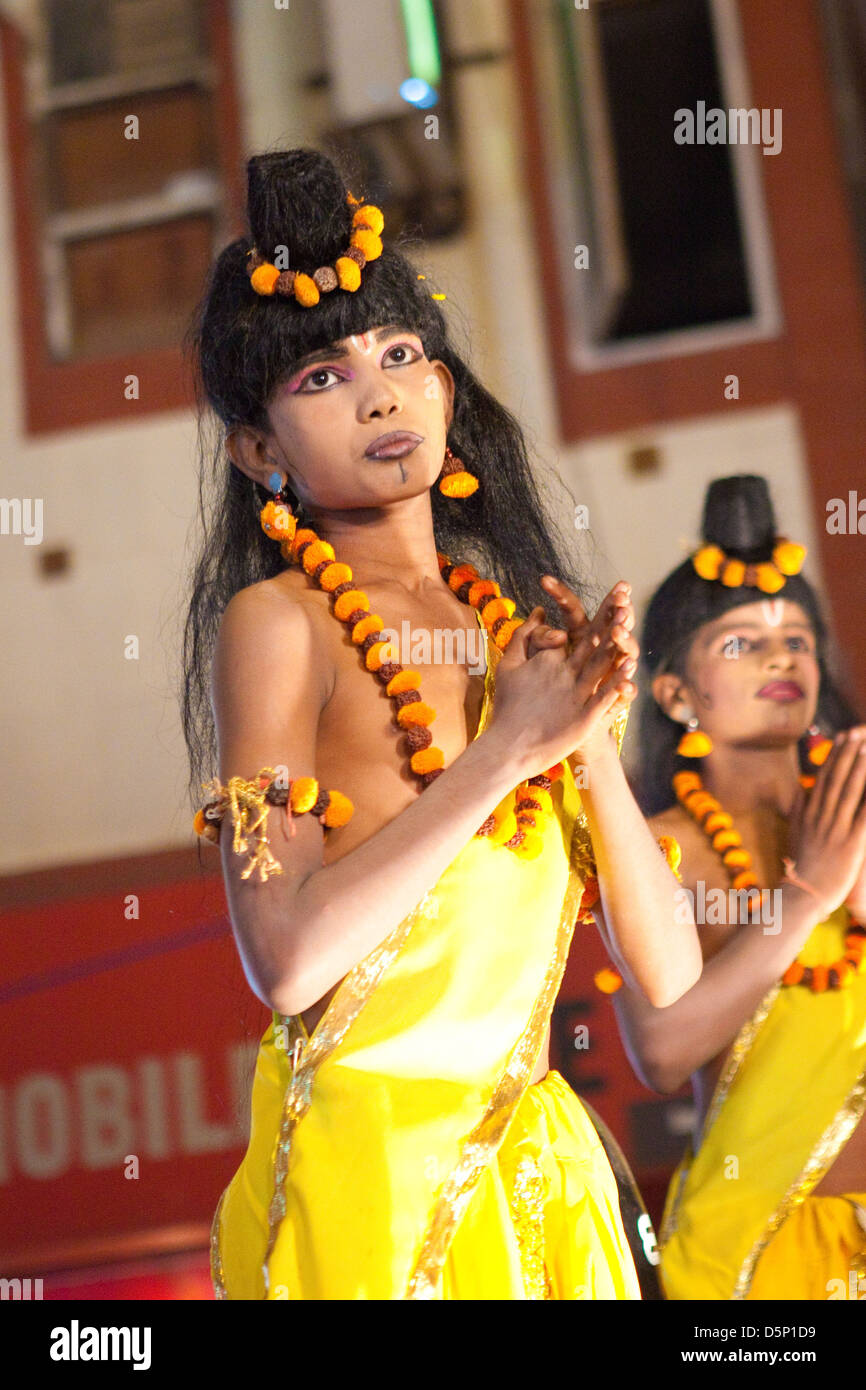 Street performers india hi-res stock photography and images - Alamy