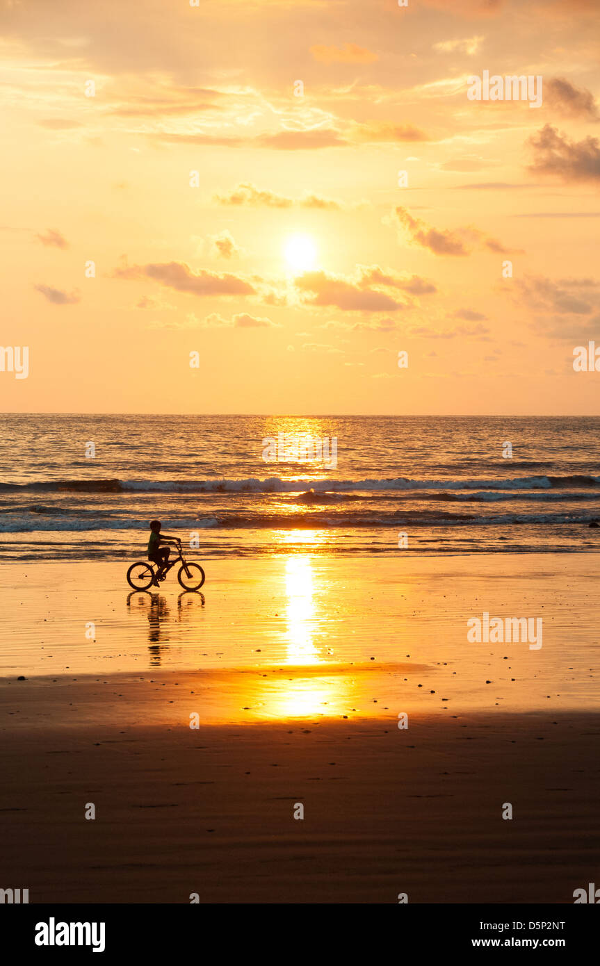 Bicycle sunset beach hi-res stock photography and images - Alamy
