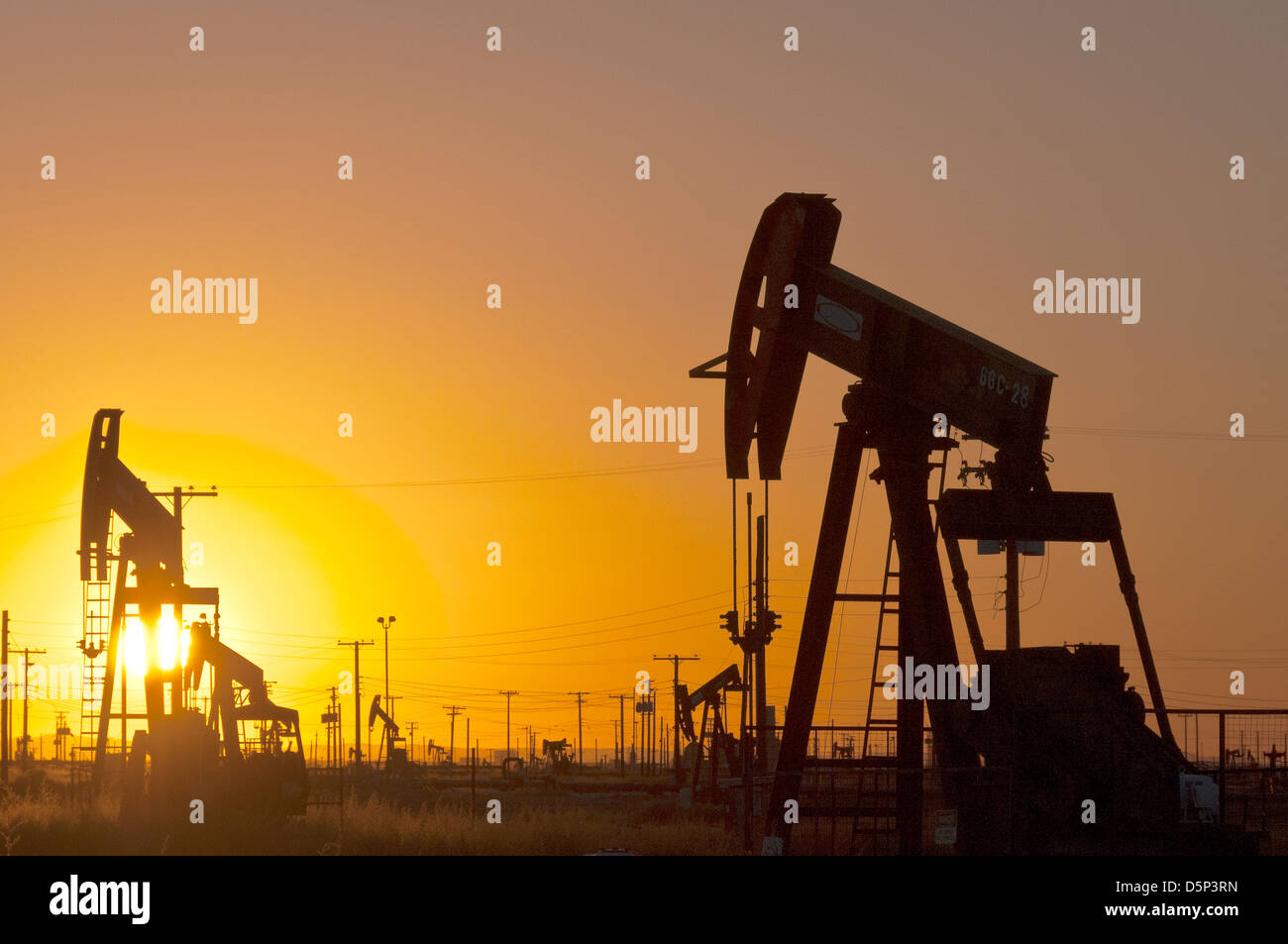 Oil pumps hi-res stock photography and images - Alamy