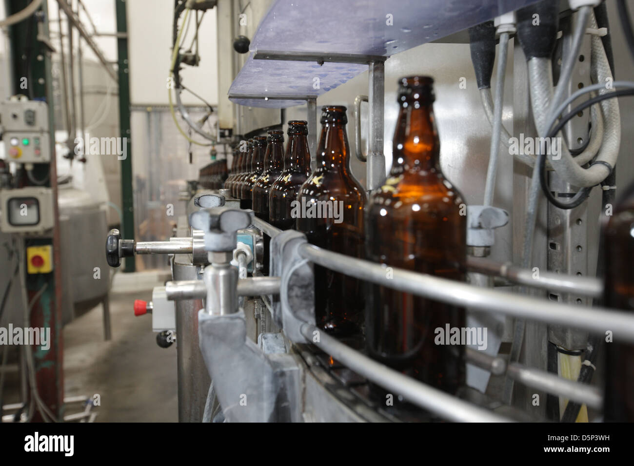 Bottling factory robots hi-res stock photography and images - Alamy