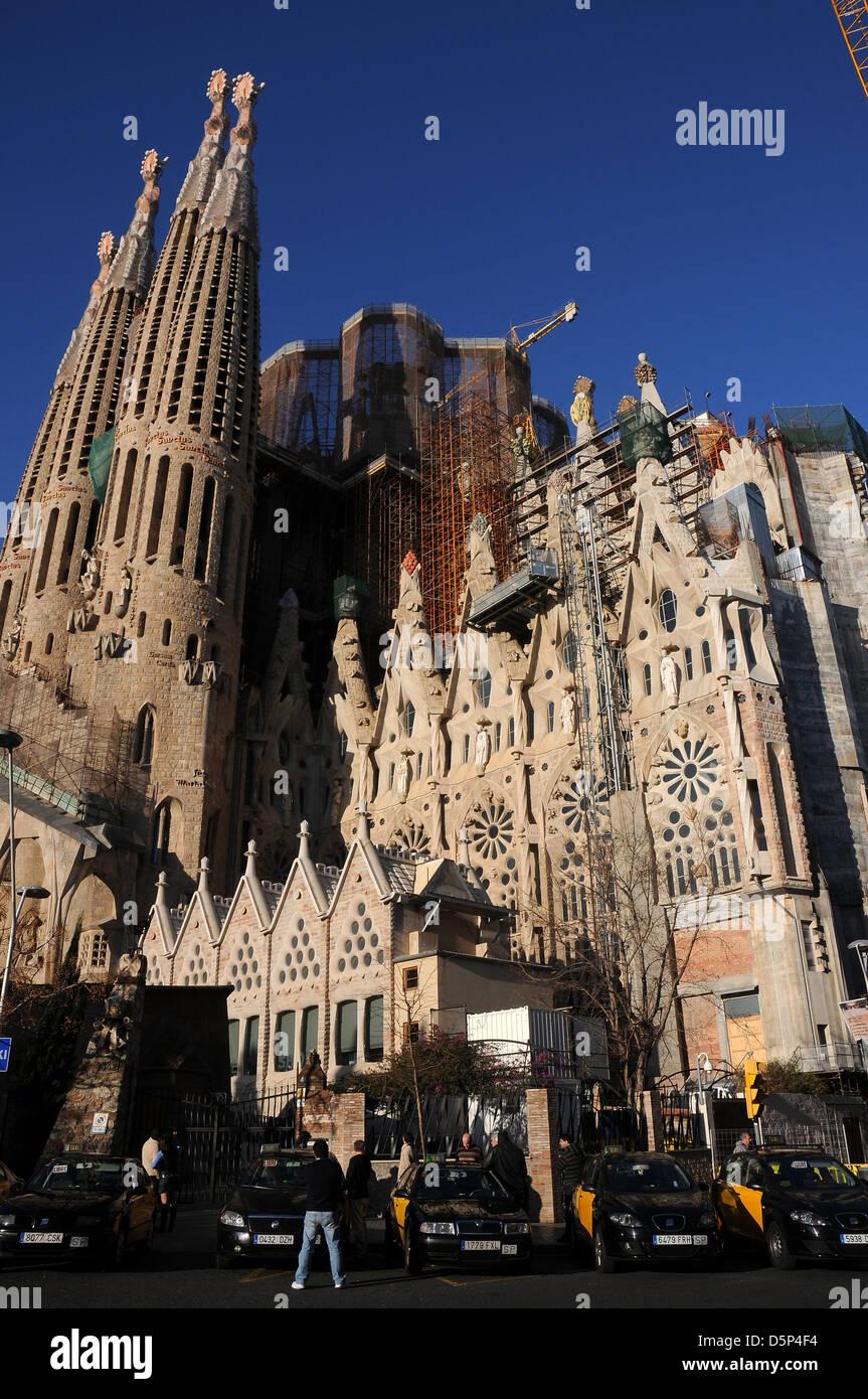 SAGRADA FAMILIA, ARCHITECT ANTONI GAUDI , MODERNISME, ART NOUVEAU ...
