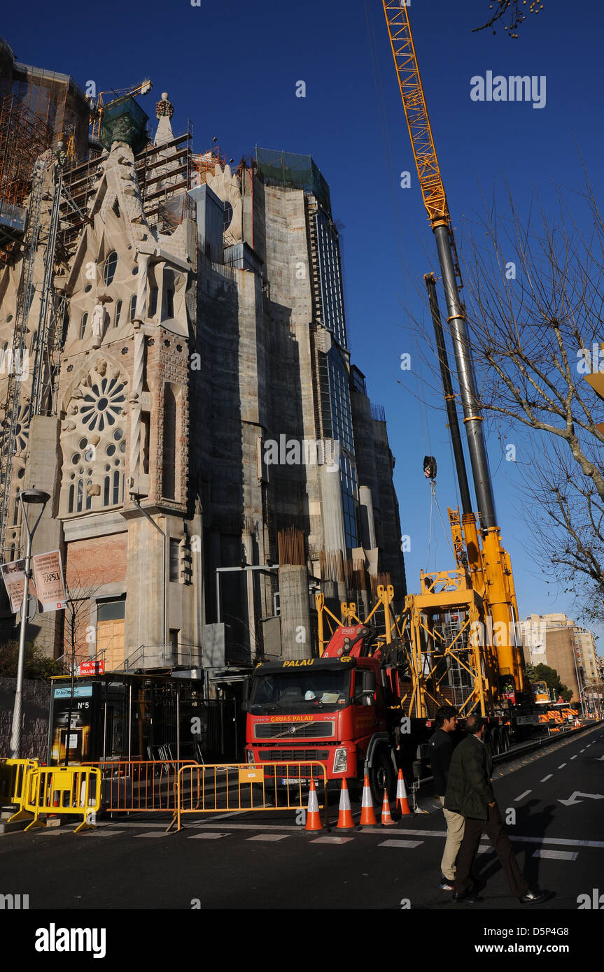 SAGRADA FAMILIA, ARCHITECT ANTONI GAUDI , MODERNISME, ART NOUVEAU ...