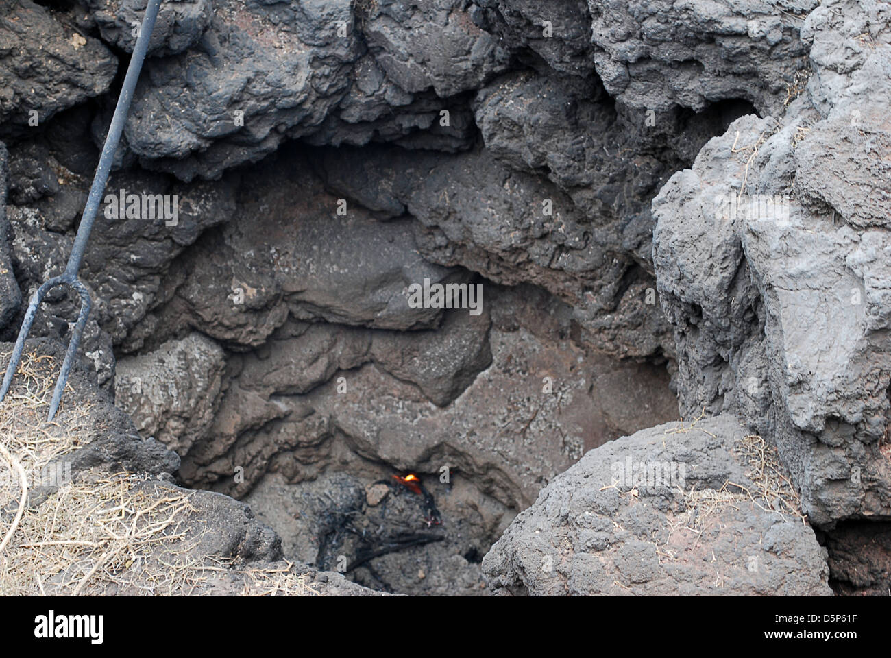 test to see that hot is under 2 meters pulling straw inside to burn ...