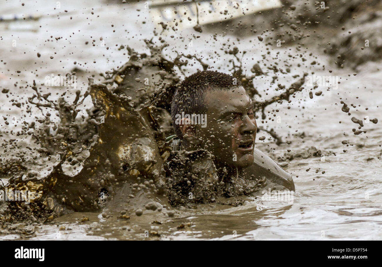 Los Angeles, California, USA. 6th April, 2013. Runners cross the mud ...