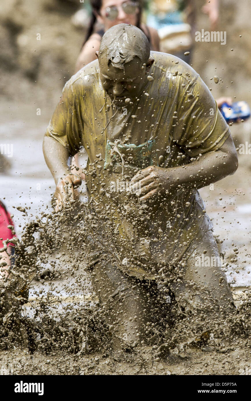 Los Angeles, California, USA. 6th April, 2013. Runners cross the mud ...