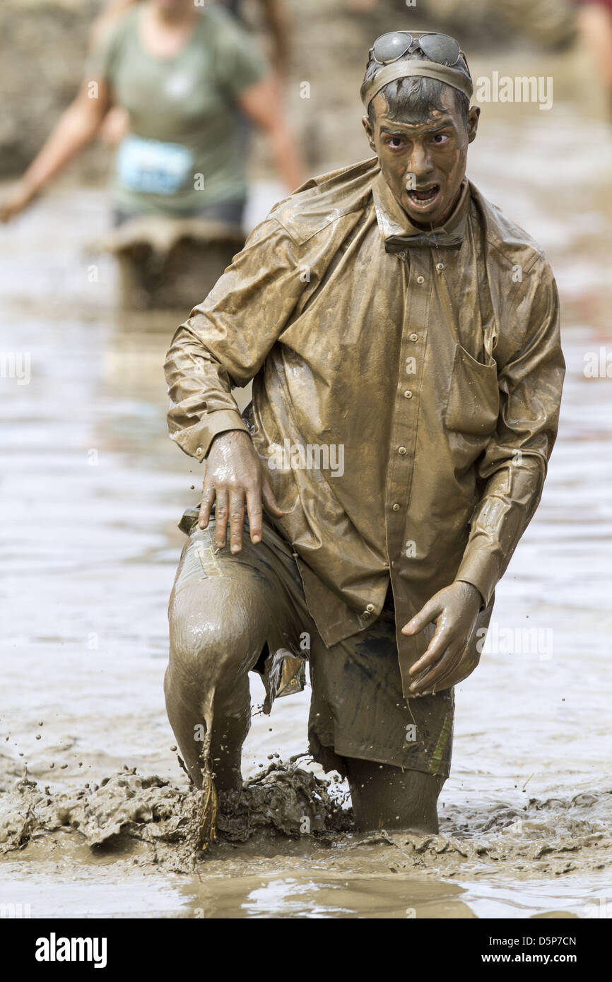 Los Angeles, California, USA. 6th April, 2013. Runners cross the mud ...