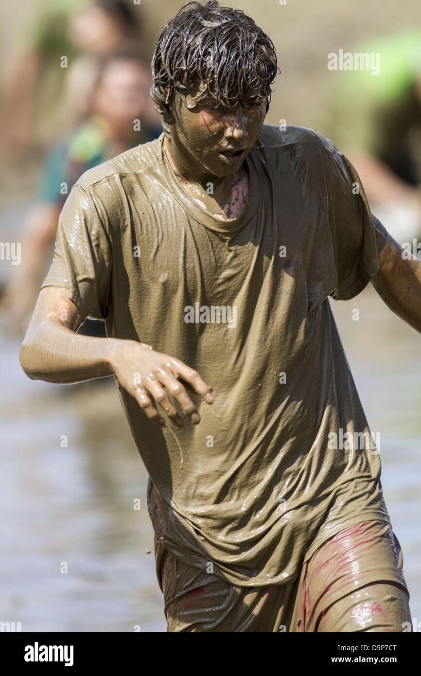 Los Angeles, California, USA. 6th April, 2013. Runners cross the mud ...
