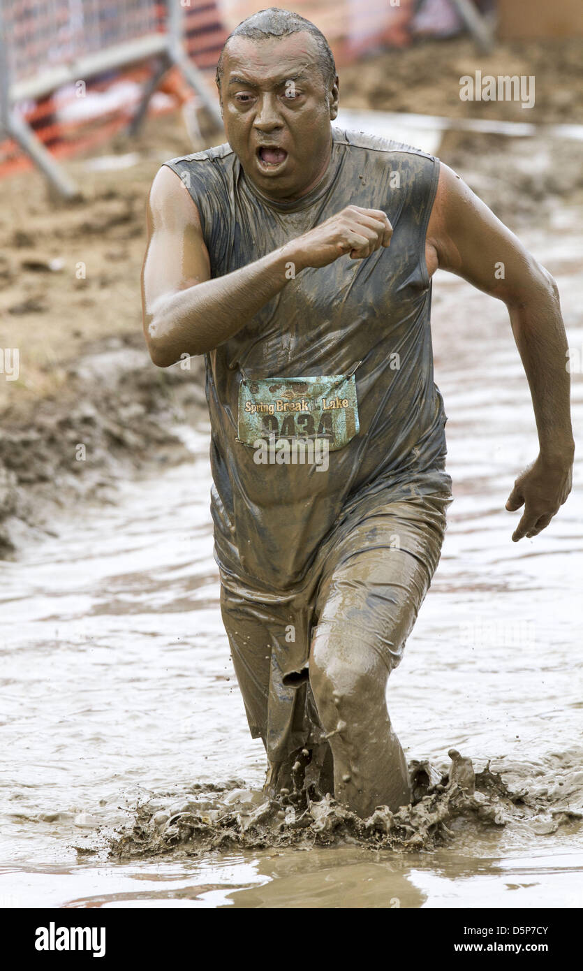 Los Angeles, California, USA. 6th April, 2013. Runners cross the mud ...