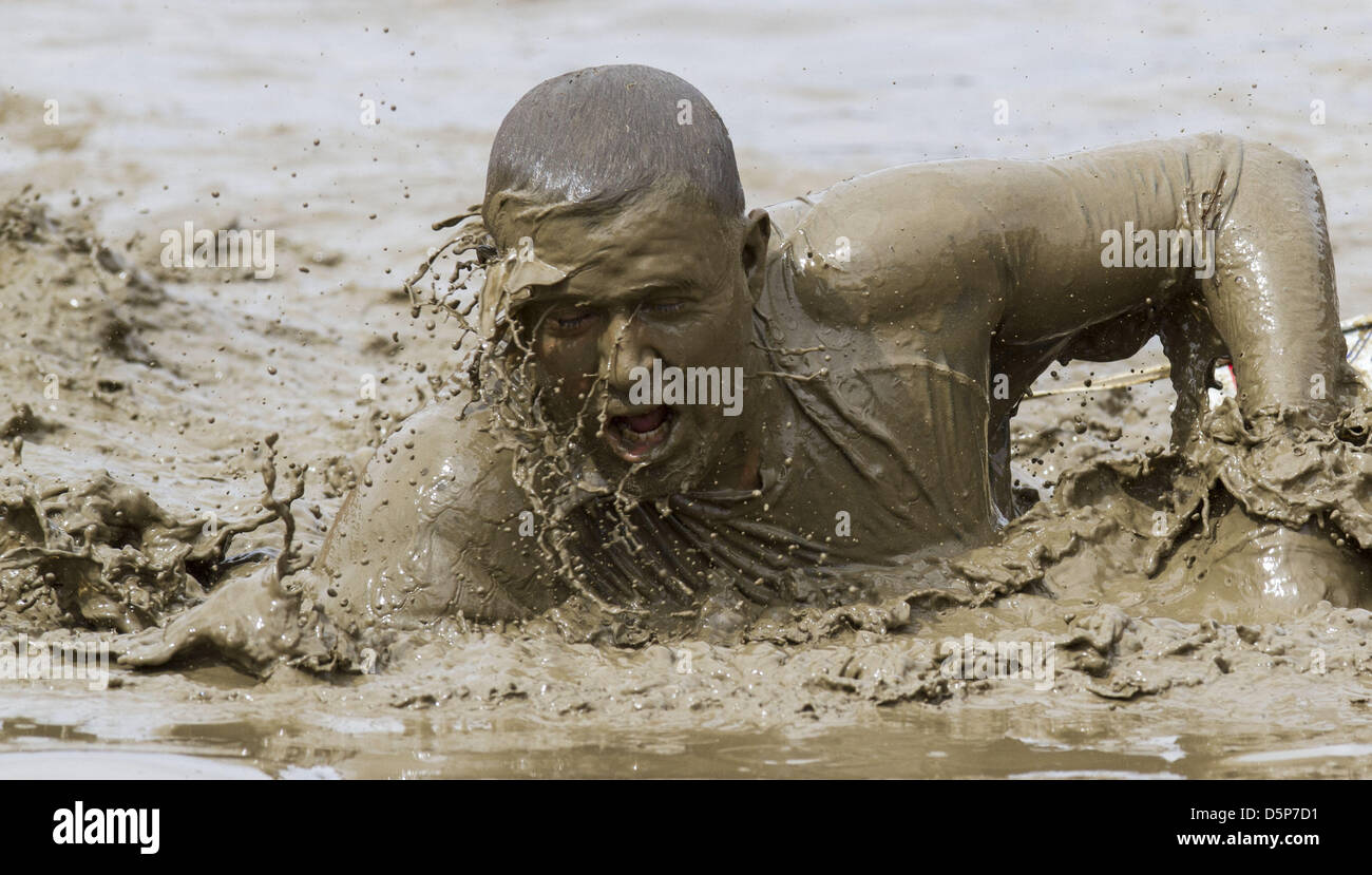 Los Angeles, California, USA. 6th April, 2013. Runners cross the mud ...