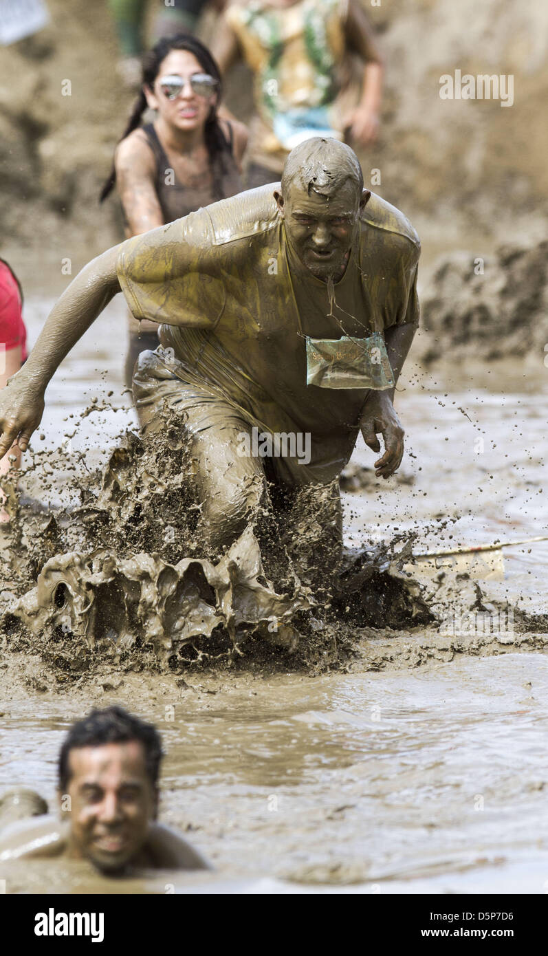 Los Angeles, California, USA. 6th April, 2013. Runners cross the mud ...