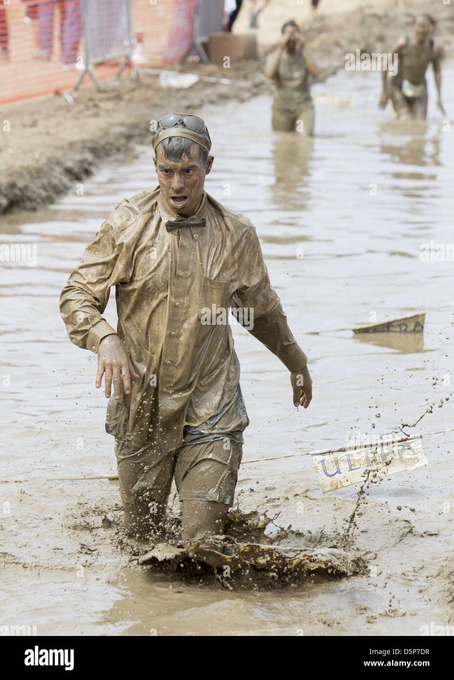 Los Angeles, California, USA. 6th April, 2013. Runners cross the mud ...
