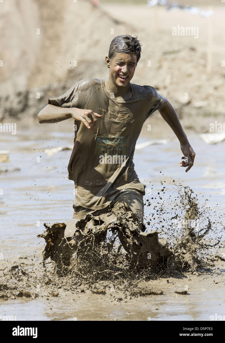 Los Angeles, California, USA. 6th April, 2013. Runners cross the mud ...