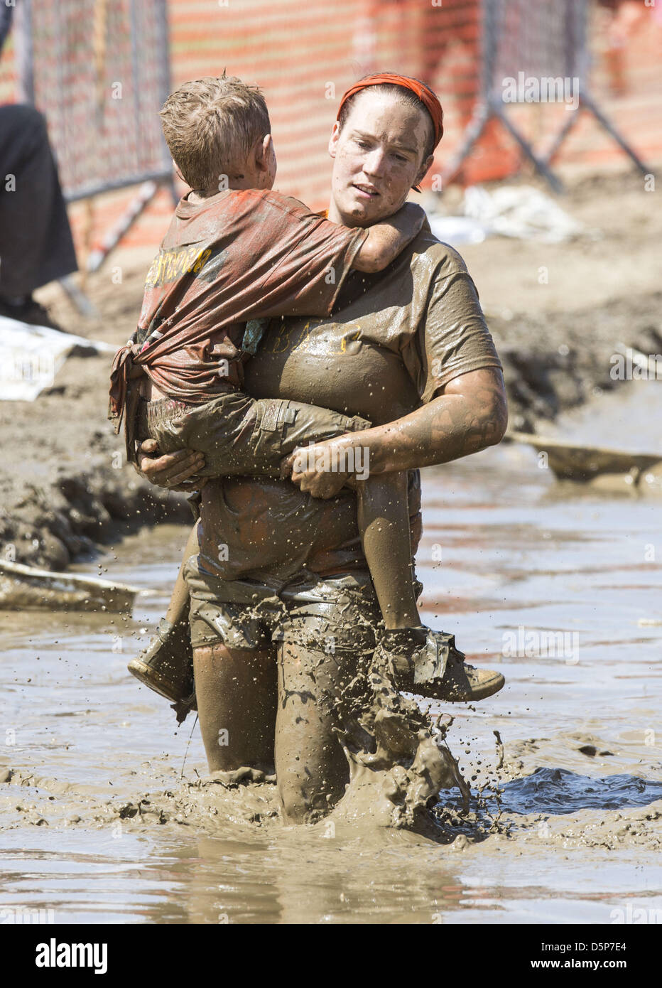 Los Angeles, California, USA. 6th April, 2013. Runners cross the mud ...