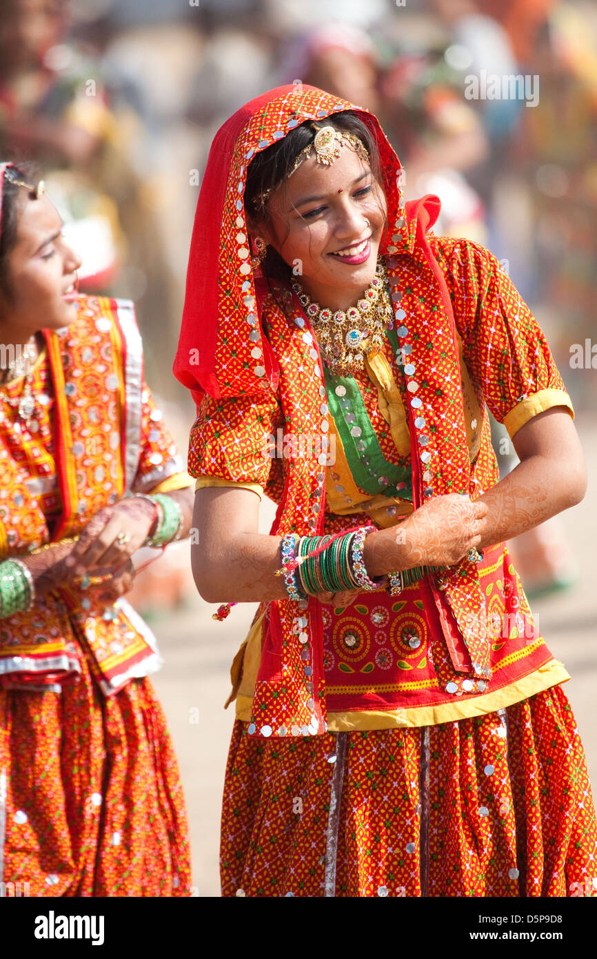 Girls at a traditional Indian dance, Pushkar Camel Festival Stock Photo ...