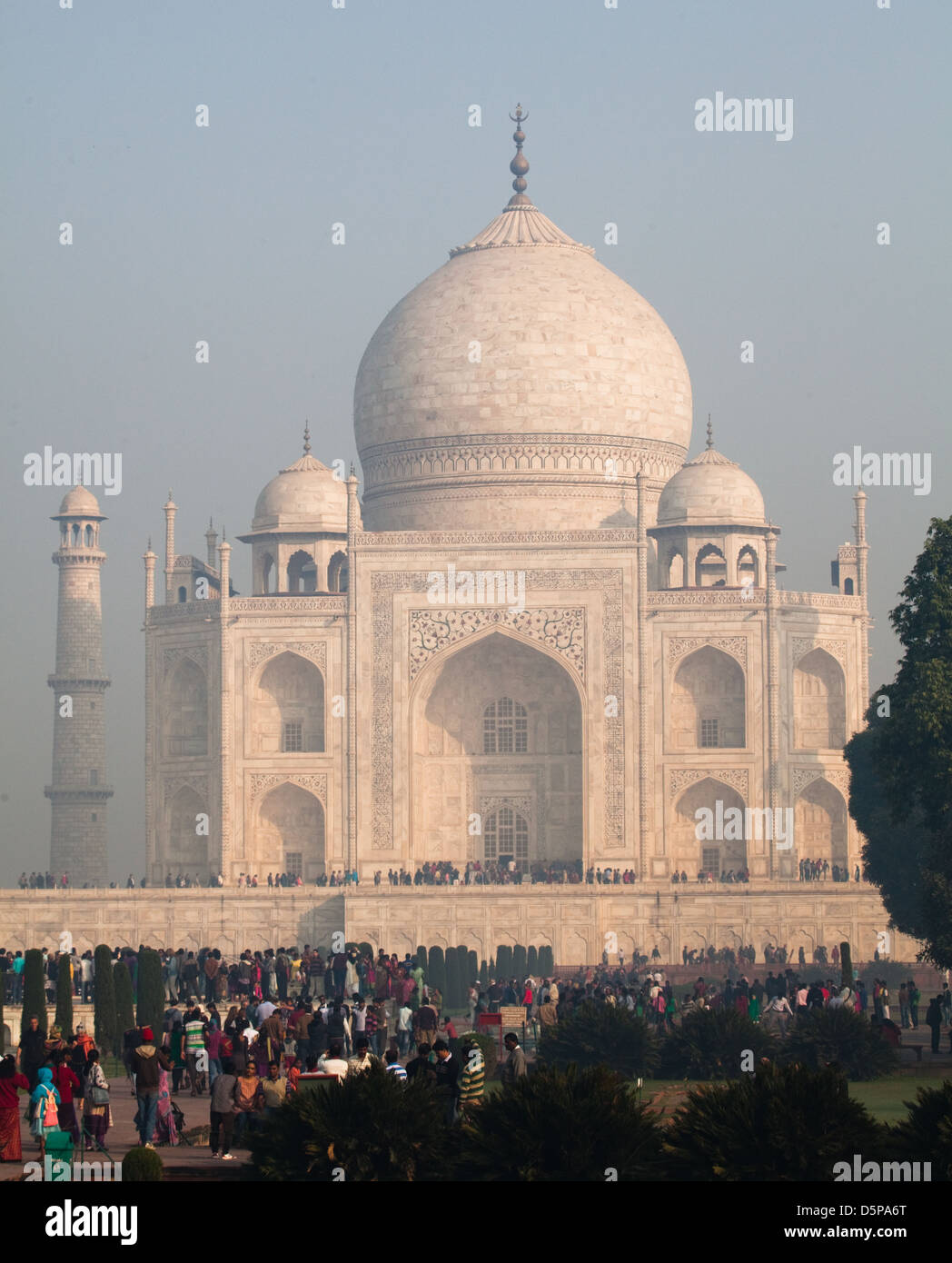Taj mahal india crowded hi-res stock photography and images - Alamy