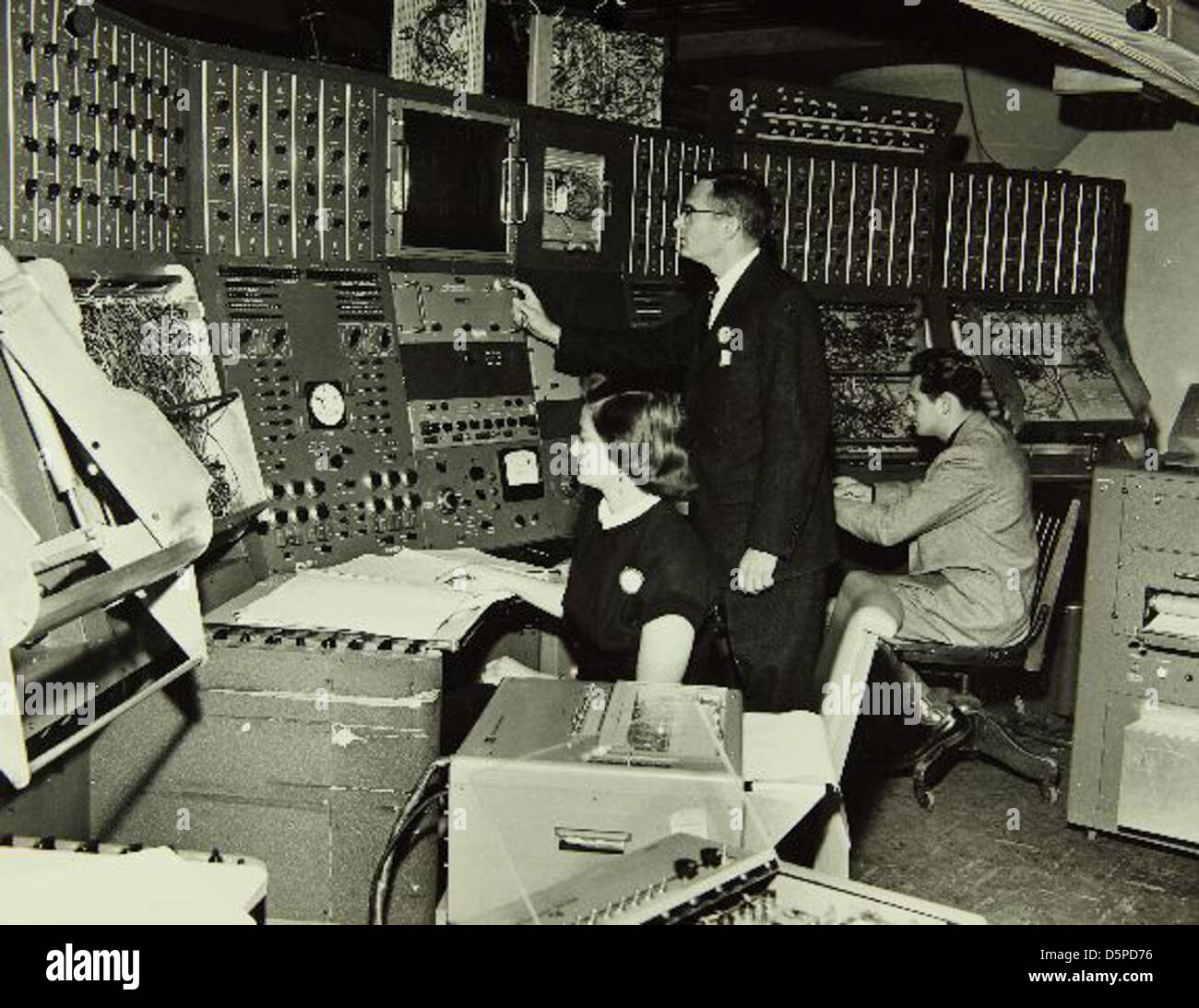 Analog computer hi-res stock photography and images - Alamy