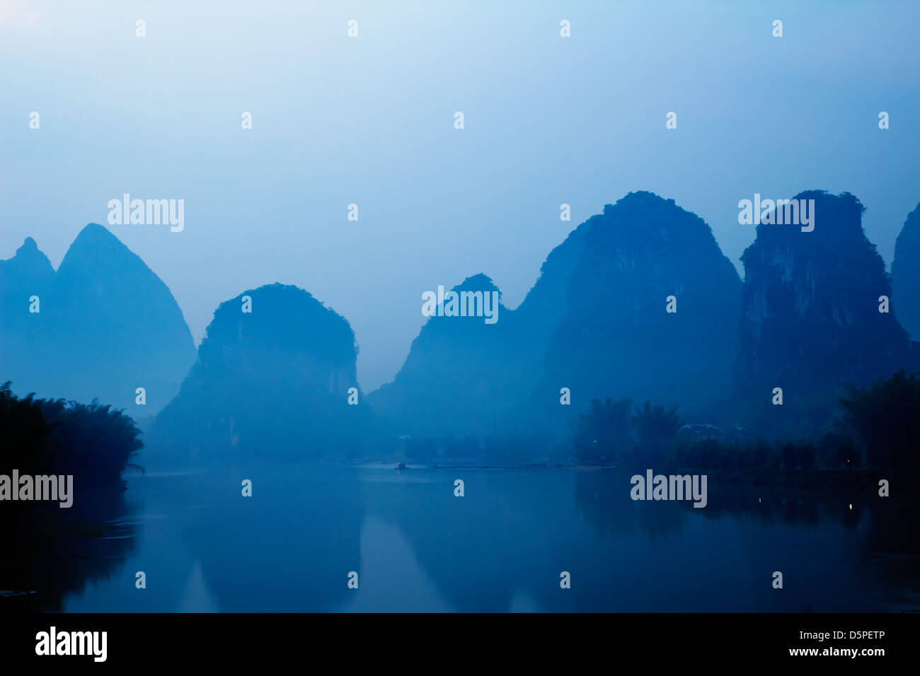 Beautiful Yu Long river Karst mountain landscape in Yangshuo Guilin ...