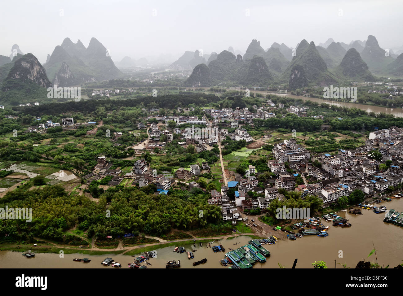 Beautiful Yu Long river Karst mountain landscape in Yangshuo Guilin ...