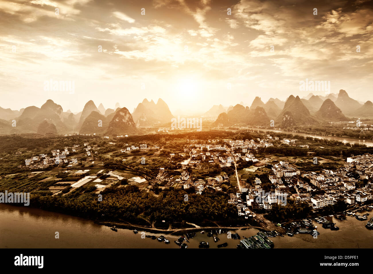 Beautiful Yu Long river Karst mountain landscape in Yangshuo Guilin ...